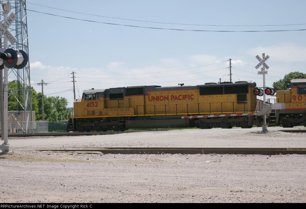 UP 4152 Leads EB Pigs